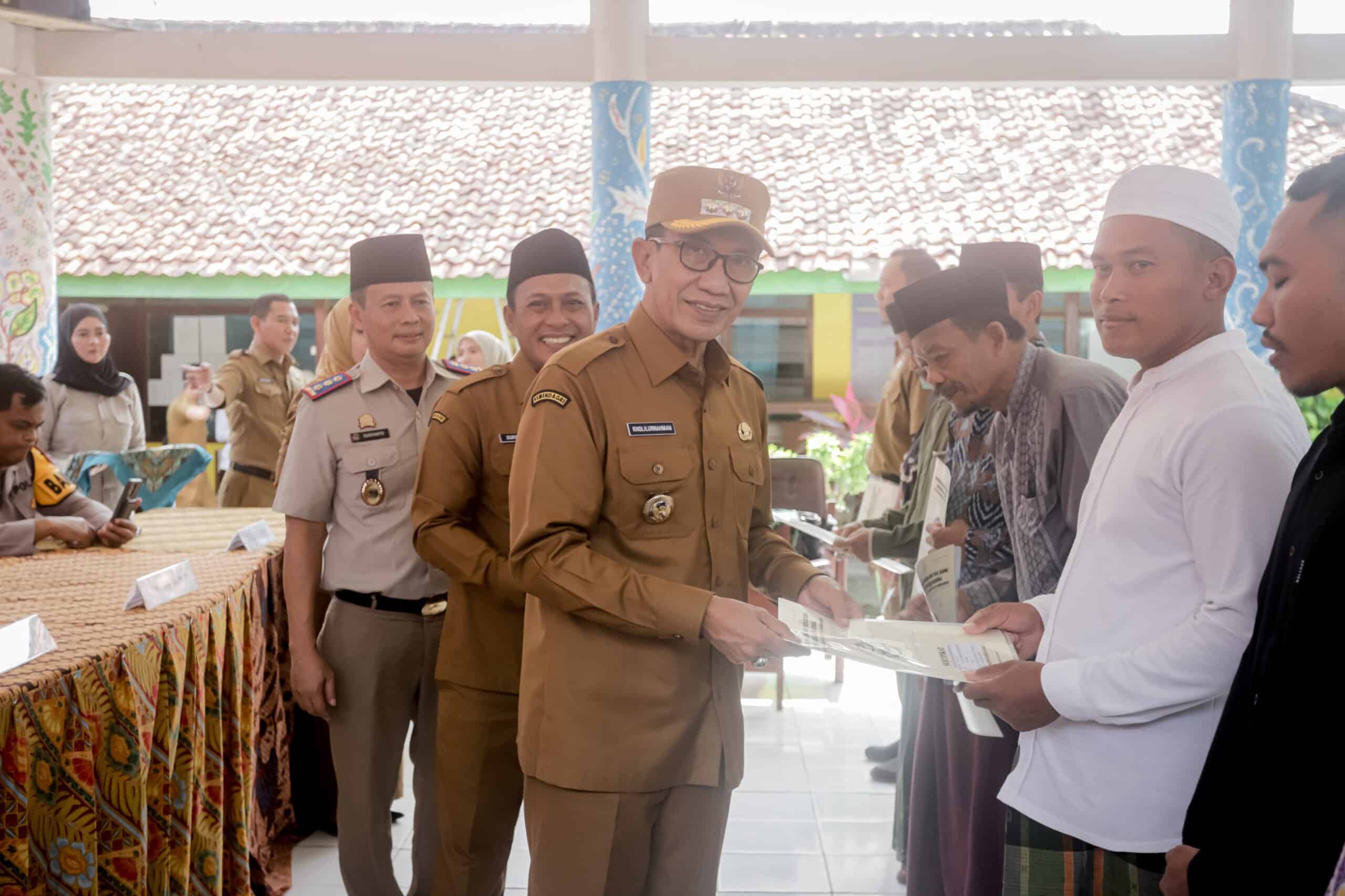 Redam Konflik Soal Tanah, Bupati Pamekasan Serahkan Sertifikat Tanah ...
